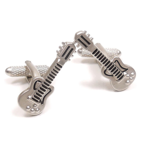 ユニークな個性の光る、イギリス：オニキスアート社製の、ギターをモチーフにしたカフスボタン（カフリンクス）です。収納に便利なボックス付き！ モチーフ部分は、留め具に対して少し斜めに付けられています。形はアコースティックギターのようですが、ボリ...