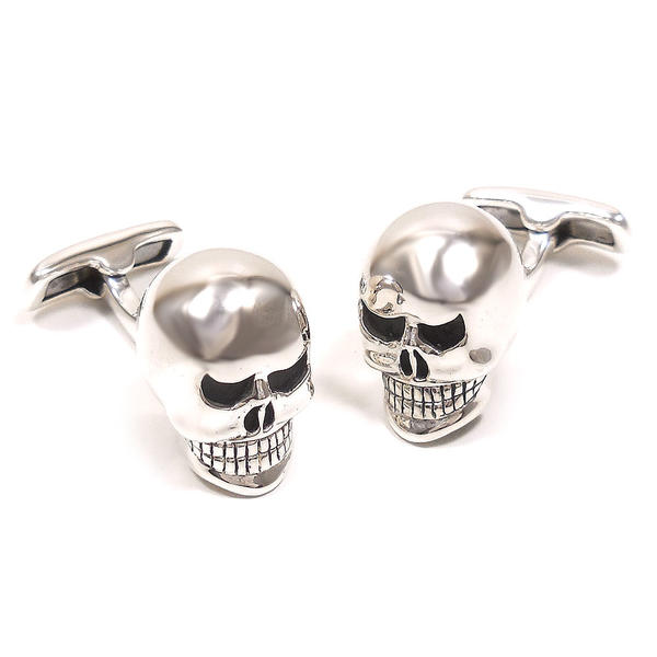 不敵に笑うドクロが特徴的な銀製カフスボタン（カフリンクス）です。 ニッと笑いかけているような、不思議な表情。つり上がった眼窩がどこか憎たらしくも、けれど憎みきれないユニークなドクロです。ドクロの内側は空洞になっているので、見た目よりは軽い付...