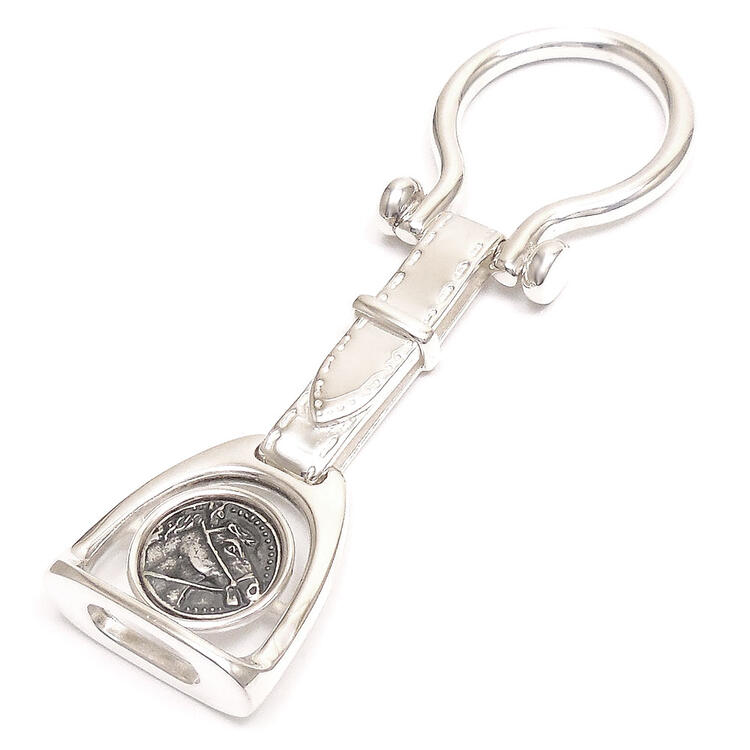 トラディショナルな雰囲気の馬具キーホルダー シルバーの上品な光沢と職人技術が息づくユニークな高級感をただよわせる、イタリア：サツルノ、馬具：鐙(あぶみ)をモチーフにした銀製キーリングです。 鐙の中心には、立体感のある馬のレリーフ。ベルト部分...