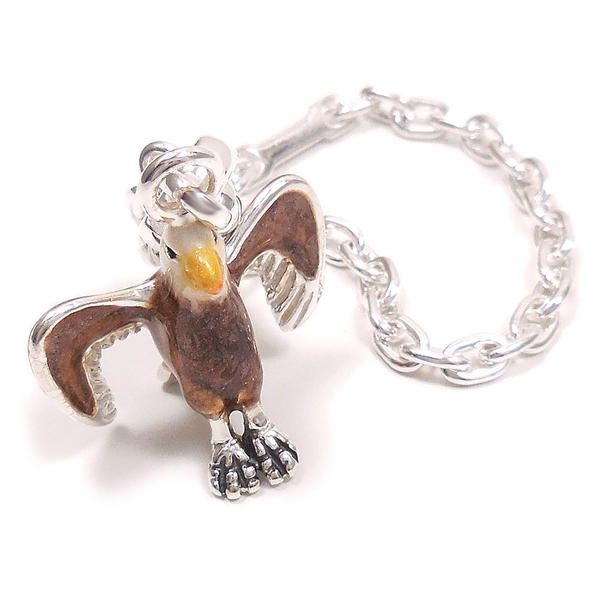 シルバーの上品な光沢と職人技術が息づくエナメル着色がユニークな高級感をただよわせる、イタリア：サツルノ社製、タカのキーホルダー（キーチェーン）です。鍵を束ねて管理しやすくなり、また紛失防止にもなります。 翼をバッと広げた、シルエットが紋章や...