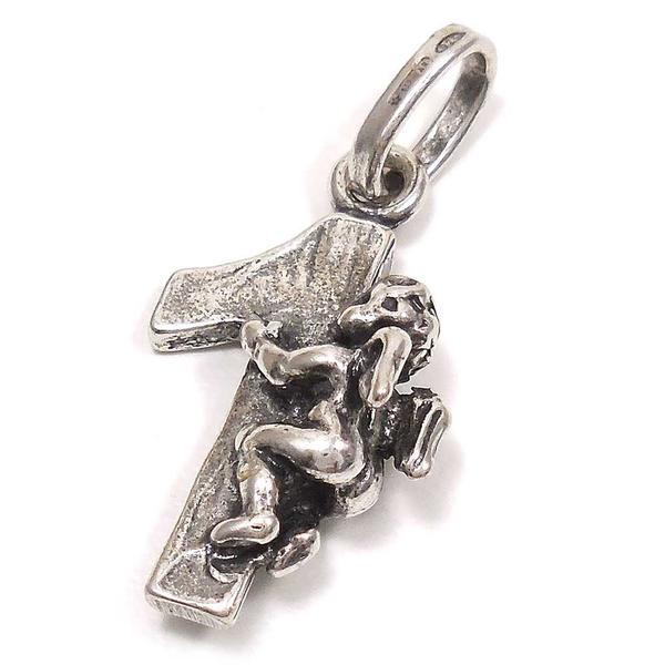 イタリアのシルバーアイテムメーカー：ジョバンニ・ラスピーニの、数字【1】の銀製クラシカルチャームです。 数字に抱きついた天使が可愛らしい！自分だけの、または大切なあの人のラッキーナンバー・アミュレット（お守り）として、ペンダントやストラップ...