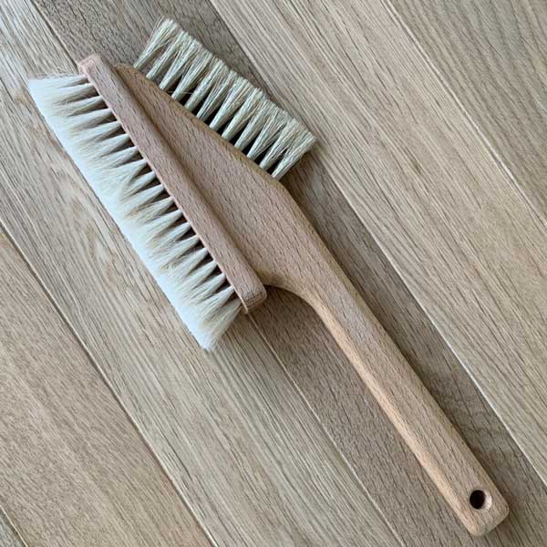パソコンのスクリーンやキーボード、電話機の掃除に最適です。 サイズ W9×L26cm 素材 ブナ材、ヤギ毛・豚毛 ご注意 ※本商品はブラシ1本のみです。ブラシのスタンド等は付属しておりません。 ※天然木を使用しておりますので、木目などにより...