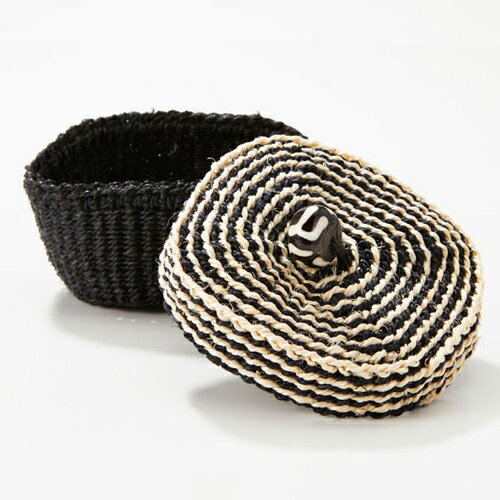 BAMBOULAはケニアやウガンダ、ガーナの職人のハンドメイドの小物や雑貨を取り扱い、フェアトレードによる生活支援を目的に活動しています。 サイザル麻やミルル(水草)といった天然素材を使用し、職人によりひとつひとつ手作業で編みこんであります...