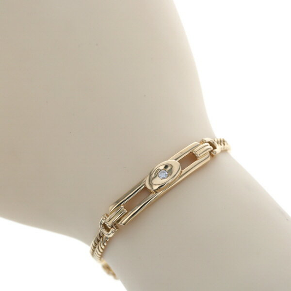 商品説明商品紹介イエローゴールドのダイヤモンドブレスレットです。プレートモチーフにダイヤモンドが1粒あしらわれたムービングデザインで、ダイヤモンドがスライドし煌めきます。幅広の6面カットダブル編みの喜平チェーンが使用されており、手首を華やか...