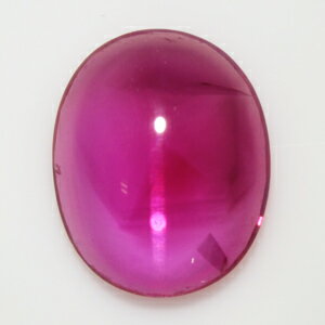 　　商品説明 　ミャンマー産の天然ルビーです。ライトを当てるとシャトーヤンシー効果のキャッツアイのように見えますが、これはシャトーヤンシー効果ではない、不思議なキャッツアイ？です。 カボッションカットが凸レンズの役割をして光を集めます。その...