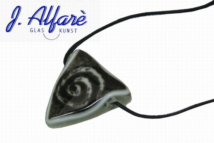 型番 ・01　[Triangle] カラー ・ブラック サイズ ・トップ　 ：縦約 4.0　x横約 4.0　x厚約 0.8cm ・革ひも　：約 100.0cm 素材 ・オーストリアガラス x革ひも 仕様 ・　 付属 ・保存ボックス 備考 　...