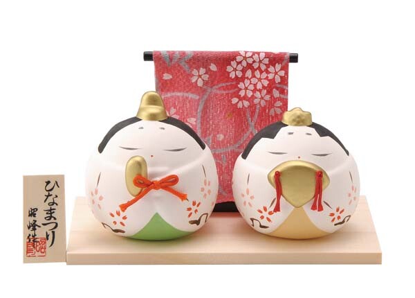 ☆彡1月末頃からの出荷予定です☆彡 女の子の健やかな成長と、末永い幸福を祈って飾る縁起物の雛人形です。 陶製の雛人形は価格もサイズも手頃で、心を込めた贈り物にも自家用にも最適です。 小さなスペースでもサイズや価格別に何種類か陳列して頂くと、...