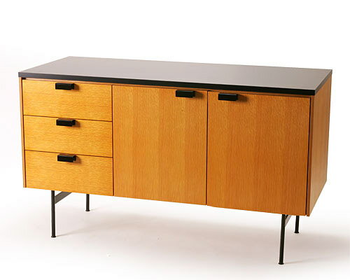 ピエール・ポランが50年代に手掛けたF031 PETIT DESK（F031プチデスク）と 同シリーズのF061サイドボードです。 機能性を追求したシンプルなデザインは、 収納力も抜群。天板部分には傷が付きにくいメラミンを使用し、また、 背...