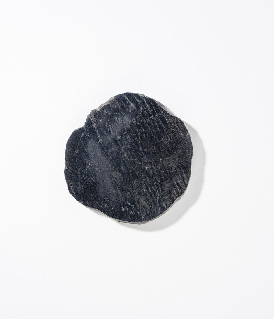 地中に埋もれた樹木が、膨大な年月をかけ地層からかかる圧力によって化石化したという珪化木(ペトリファイドウッド)を使用したコースター。大自然が産みだしたこの神秘的な形は、ひとつとして同じものはありません。 トレイなど様々な用途でお使いいただけ...