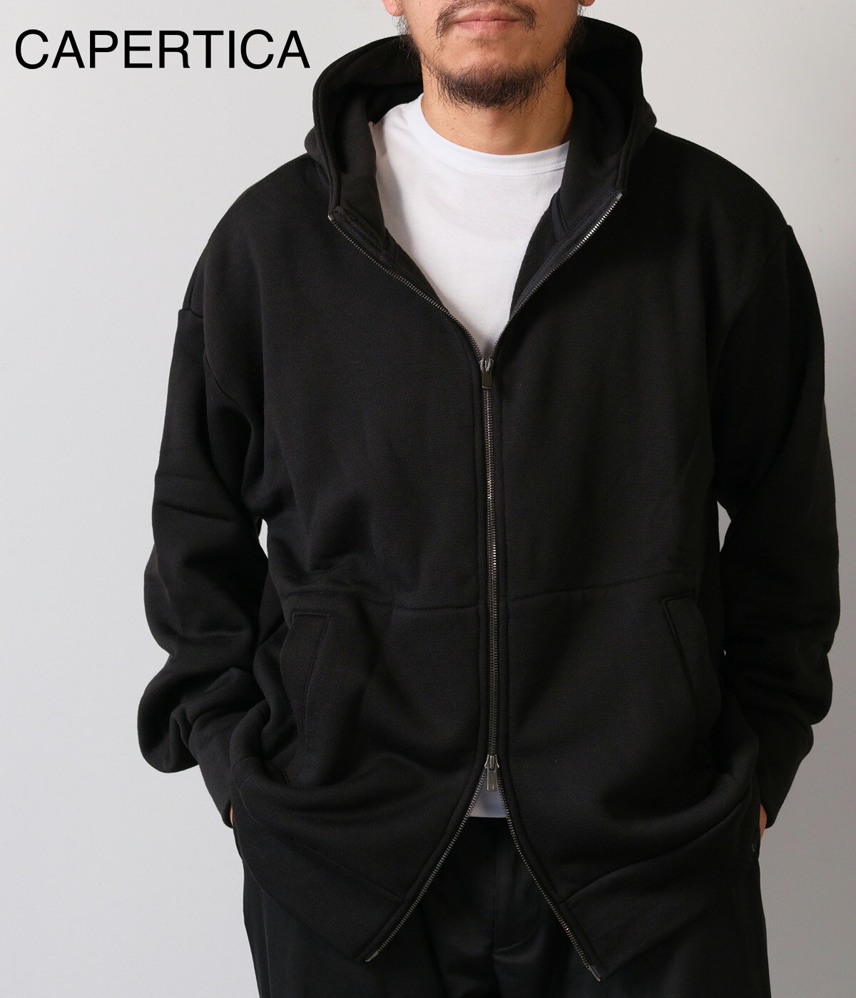 design: Zip Hoodie ハイネックで首元までしっかりとガードでき、少し長めにとった袖丈で、サムホール仕様で手の甲までカバーできる防寒性に優れたモデルです。 フロントファスナーは、エクセラのダブルオープン(逆開)タイプを使用して...