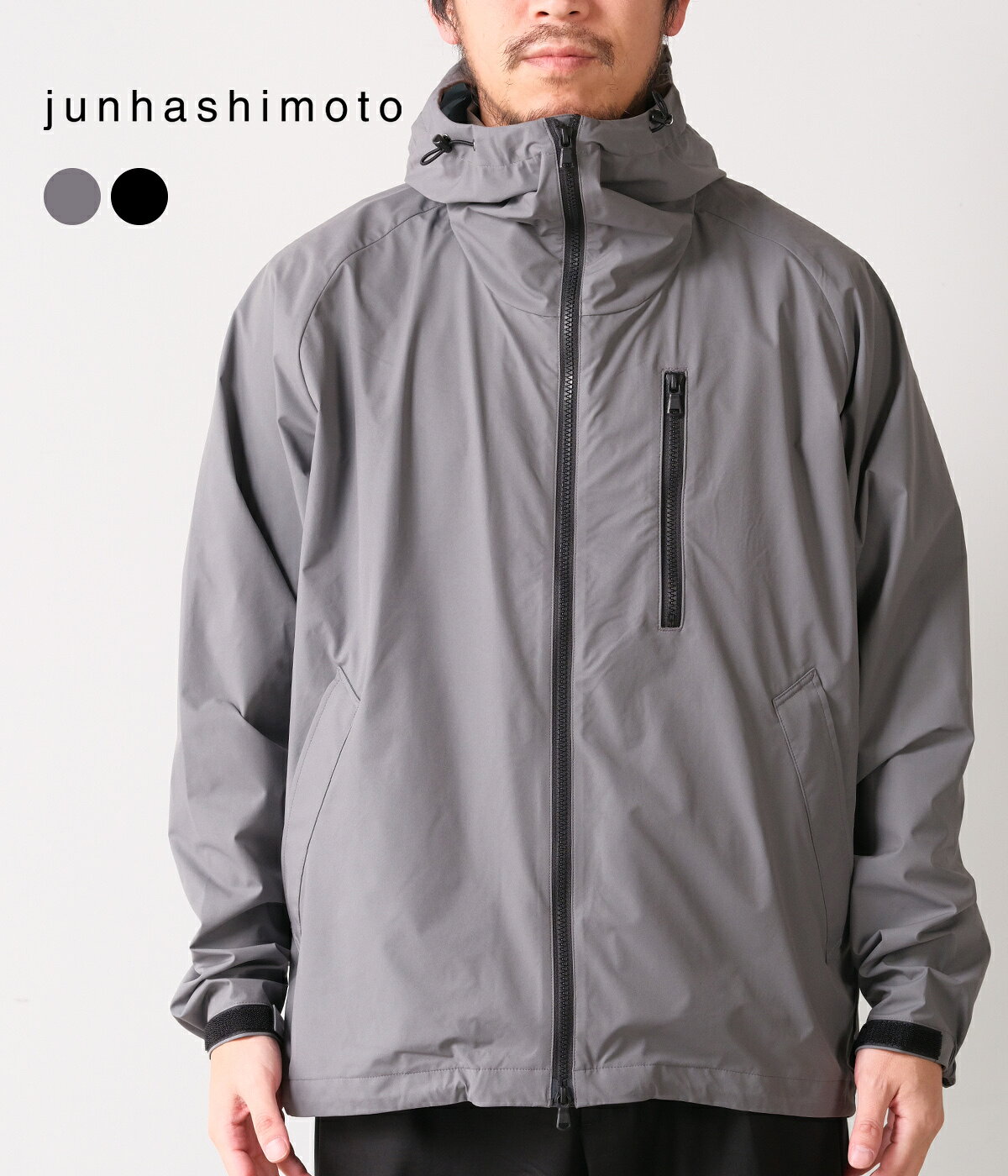 【軽快さと機能性を兼ね備えた都会的フーディー"UTILITY ZIP UP HOODIE"】 スポーティーな印象と日常使いのしやすさを両立した、軽やかに羽織れるフードブルゾン。 生地には、ストレッチ性を備えた撥水タフタにプリント加工を施した...