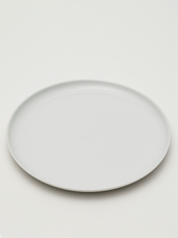 ニューヨークを拠点に活動するレオン・ランスマイヤーは、日本の文化背景をリサーチする中で、「触れる美」の存在を見出しました。日本の器は手に取ることでより美しさを感じることができる形状と質感を持っていることに着目し、手に取りたくなる形状を持つ道...