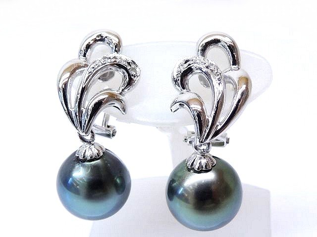 【サイズ】：パール約10.8mm（多少いびつな形状です） 【素材】：Pt900 プラチナ×K14 WG ホワイトゴールド　重さ：約9．6g（2つ合計・キャッチゴム除く） 【ダイヤ】：0.02ct×2 【付属品】：特にございません 【コンディ...