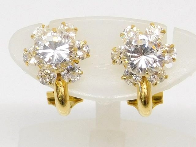 【サイズ】：横幅約9mm 【素材】：K18イエローゴールド　重さ：約2．6g（2つ合計・キャッチ除く） 【石】：詳細不明（ダイヤではありません） 【付属品】：特にありません 【コンディション】：特に目立つ難点はありません。 【ランク】：A ...