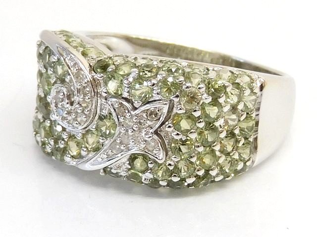 【サイズ】：約16．5号 最大幅：約11mm 【素材】：10Kホワイトゴールド×薄グリーンストーン（詳細不明）×ダイヤ 【重さ】： 約7．0g 【付属品】：特にありません。 【コンディション】：多少の擦れ程度で目立つ難点はありません。 【ラ...