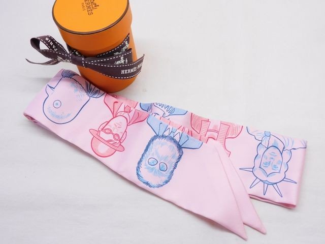 【サイズ】：約85×5cm 【カラー】：ピンク系 【付属品】：画像の箱・タグ 【コンディション】：保管の際のシワ等はございますが新品同様の美品です。 【ランク】：S 【新品同様品】 当店は3人以上の現役鑑定士が鑑定済みで全て本物です 参考上...