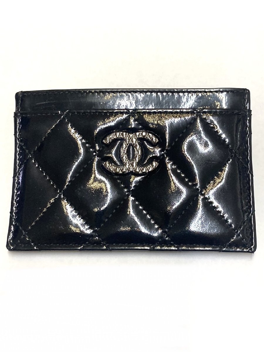 【サイズ】：約11×7．5cm 【素材】：パテントレザー 【カラー】：ブラック×シルバー金具 【付属品】：特にありません。 【ランクA】：若干の擦れや汚れ付着程度で目立つ難点はありません。 当店は3人以上の現役鑑定士が鑑定済みで全て本物です...