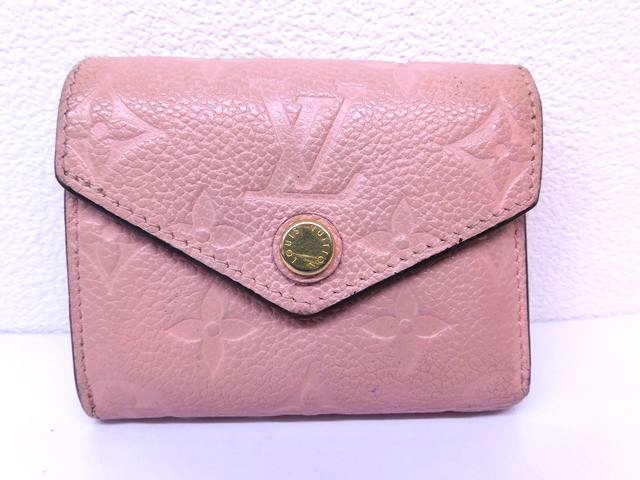 【型番】：M62936 【シリアルナンバー】：SP0220 【サイズ】：約9．5×8cm 【カラー】：ピンク系 【付属品】：特にありません。 【ランクB】：金具メッキ剥げクスミ・擦れ薄汚れ等の使用感があります。 当店は3人以上の現役鑑定士が...