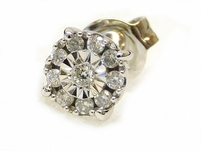 【参考上代】：31，800円 【コメント】：元々かと思われますが商品にアヴァランチの刻印は入っておりません。 【サイズ】：直径約5mm 【素材】：10Kホワイトゴールド×ダイヤモンド（ct不明） 【重さ】：約0．4g 【付属品】：画像の箱。...