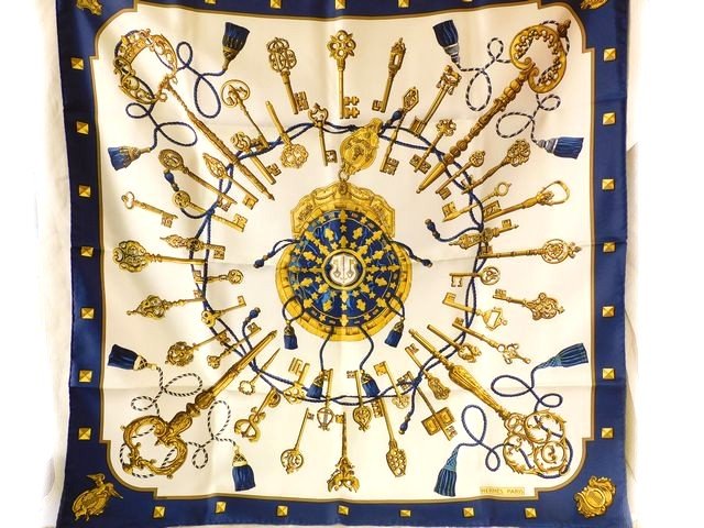 【サイズ】：約90×90cm 【素材】：シルク 【付属品】：画像の箱。 【ランクA】：特に目立つ難点はありません。美品です。 当店は3人以上の現役鑑定士が鑑定済みで全て本物です 参考上代は輸入小売価格となり、諸事情により 一部変動する場合が...