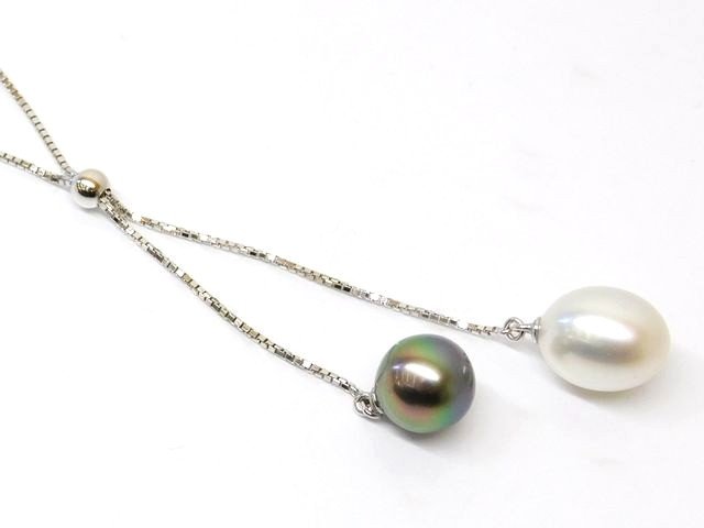 【サイズ】：ネック約42cm 【真珠】：ブラック系直径9．5mm程度　ホワイト系約10×12．5mm 【金具】：K18ホワイトゴールド　重さ：約7．0g 【付属品】：画像の箱 【ランクA】：多少の使用感がございますが目立つ難点はありません。...