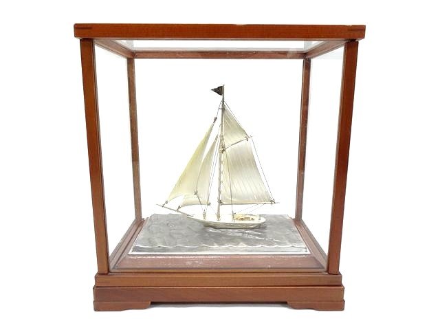 【サイズ】：ケース　約19×21×12cm 【重量】：銀部分（船）　約38g 【付属品】：特にありません。BR> 【ランクAB】：ケースには多少のキズや汚れがあります。銀部分には素材特有の変色がある個所があります。 当店は3人以上の現役鑑定...