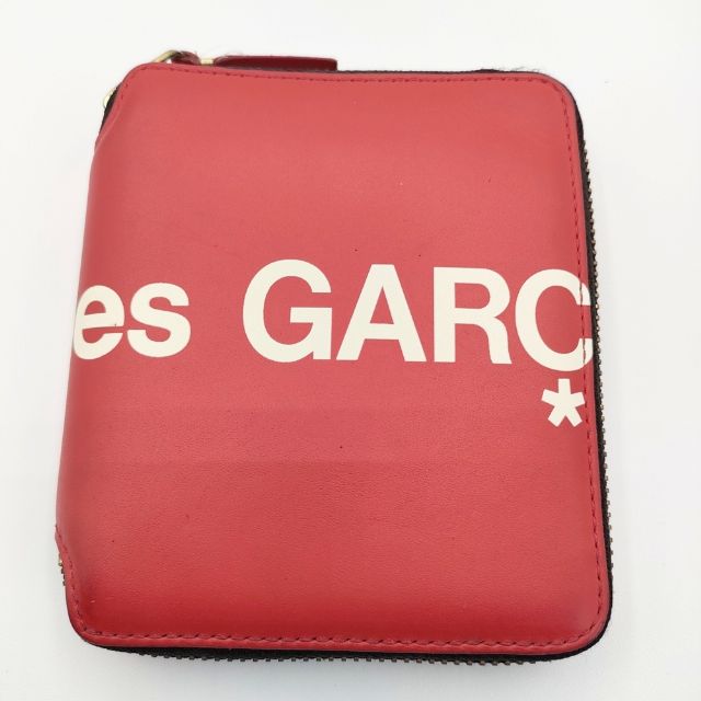 MF99920-930008-129 商品説明 ブランド COMME des GARCONS アイテム 二つ折り財布 Huge Logo Line Wallet ラウンドジップ ウォレット カラー レッド※色は実物を見て判断したものを記載し...