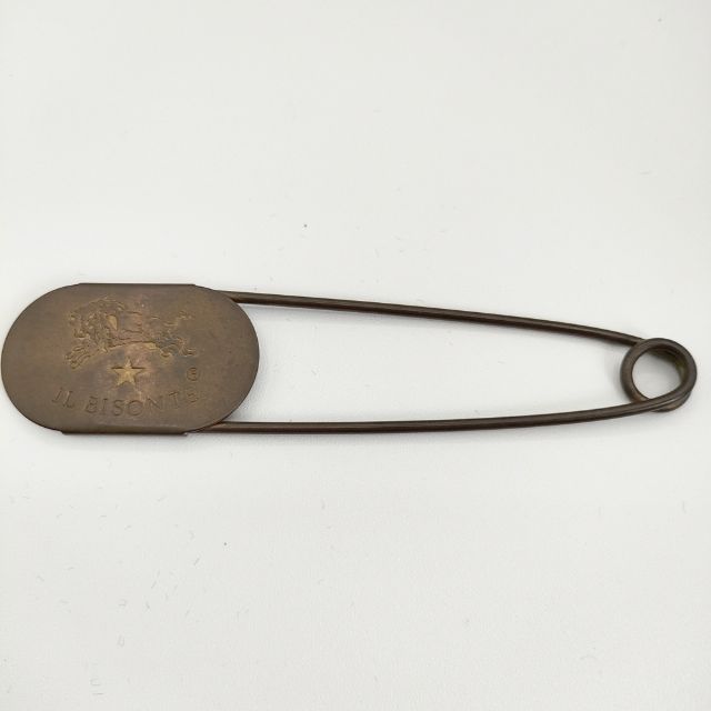 L283336-93908-15 商品説明 ブランド IL BISONTE アイテム タイピン 真鍮 スカーフピン カブトピン ストールピン カラー ゴールド系※色は実物を見て判断したものを記載しております。発売時のカラー展開は把握しており...
