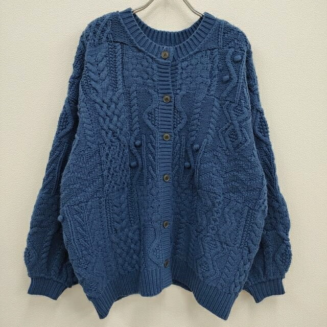 L229111-92408-29 商品説明 ブランド niko and... アイテム カーディガン クルーネック ケーブル サイズM カラー ブルー※色は実物を見て判断したものを記載しております。発売時のカラー展開は把握しておりませんので...