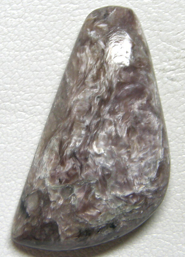 宝石名 天然チャロアイト 産地 　ロシア産 重さ 22.04ct サイズ 30x16x6.3ミリ 色 シルバー パープル色 商品説明 シルバーパープル チャロアイト。 発送 簡易書留郵便も対応しています。重さにより価格変わります。基本430円