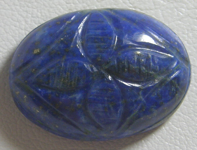 宝石名 天然ラピスラズリ 産地 アフガニスタン産 重さ 28.45ct サイズ 23x17x8.1ミリ 色 青色 商品説明 彫刻されたラピスラズリ。 発送 簡易書留郵便も対応しています。重さにより価格変わります。基本430円