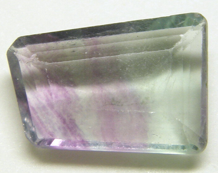 宝石名 天然フローライト 産地 　・・・産 重さ 6.80ct サイズ 15.7x10.9x4.7ミリ 色 グリーン パープル色 商品説明 パーティーカラーフローライト。 発送 簡易書留郵便も対応しています。重さにより価格変わります。