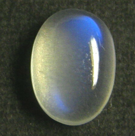 宝石名 天然ペリステライト 産地 アフリカ産 重さ 1.35ct サイズ 8.2x6x3.5ミリ 色 ホワイト色 商品説明 ブルーシラー効果 ペリステライト。 発送 簡易書留郵便も対応しています。重さにより価格変わります。