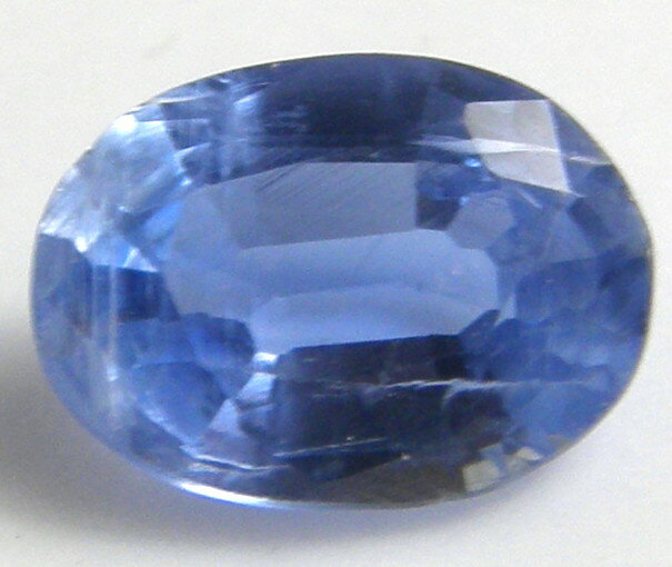 宝石名 天然カイヤナイト 産地 ブラジル産 重さ 1.27ct サイズ 8.1x6x3.3ミリ 色 青色 商品説明 やさしいブルーカラー 裸眼クリーン。 発送 簡易書留郵便も対応しています。重さにより価格変わります。