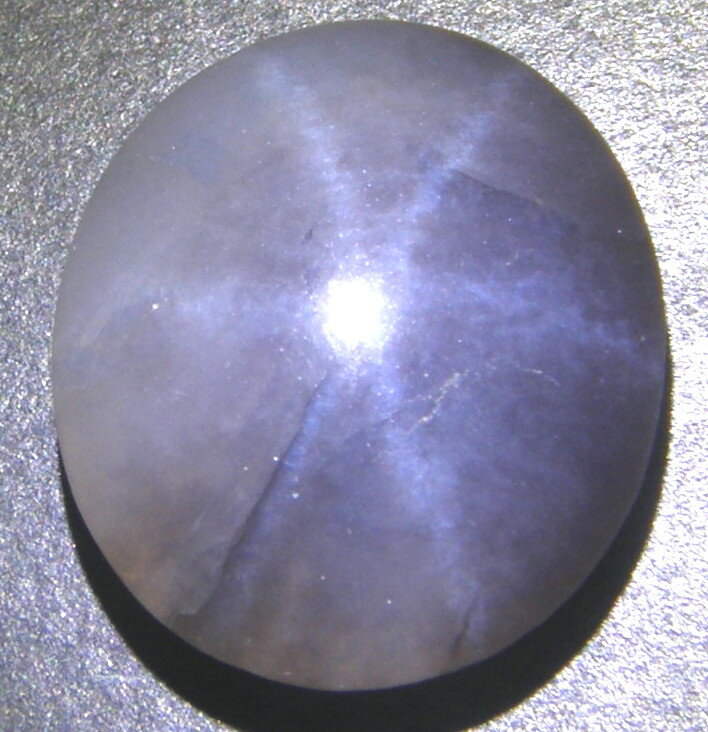 宝石名 天然 シリマナイトスター 産地 インド産 重さ 12.27ct サイズ 15.7x14.2x7.75ミリ 色 グレー色 商品説明 シリマナイトでは少ないスター効果出る 6本線スター効果出るシリマナイトスター大きく石内部にカン「キズ」...