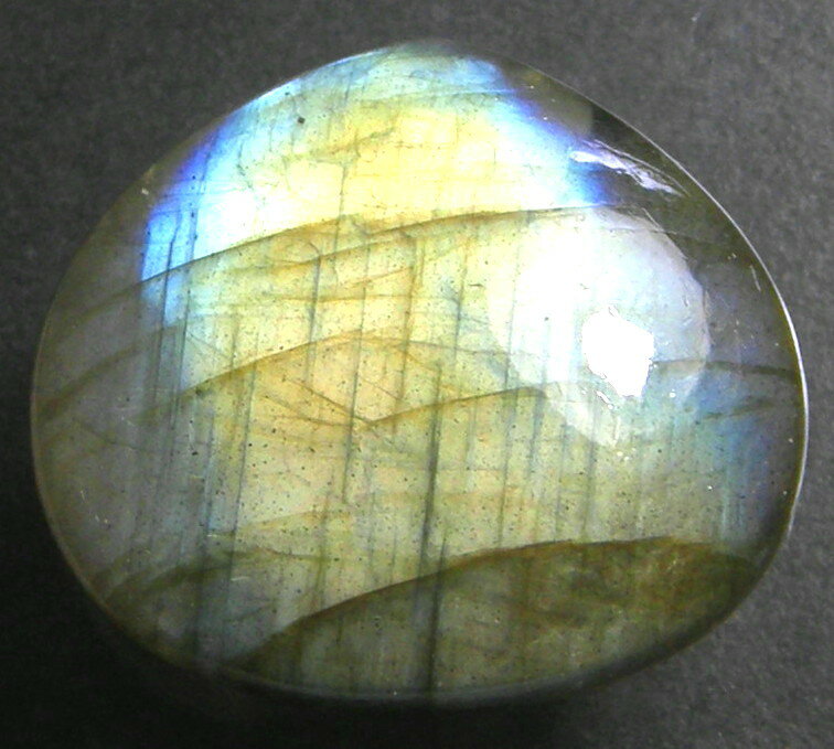 宝石名 天然 ラブラドライト 産地 アフリカ産 重さ 29.91ct サイズ 22x24x7ミリ 色 オレンジ／イエロー／ブルーシラー色 商品説明 タマネギの形 ラブラドライト シラー効果とても良い。 発送 簡易書留郵便も対応しています。重...