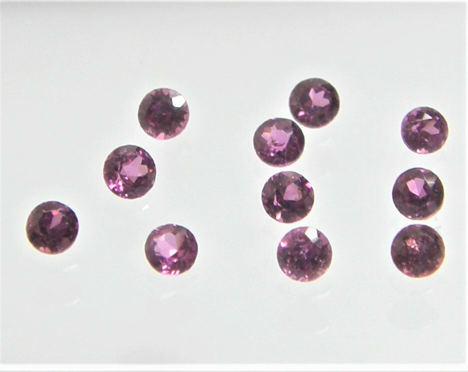 宝石名 天然石 ガーネット 産地 　タンザニア産 重さ 　11p　0．62ct サイズ 石のサイズ 　約2．1ミリ 色 　ピンキッシュパープル色 商品説明 紫色　グレープガーネット　11個　タンザニア産　。 発送 簡易書留郵便も対応していま...