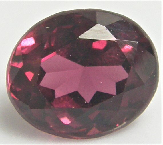 宝石名 　天然　ロードライトガーネット 産地 　スリランカ産 重さ 　2．33ct サイズ 石のサイズ 　8．1x6．8x5．1ミリ 色 　バイオレットレッド色 商品説明 　色良い綺麗なロードライトガーネット。 発送 簡易書留郵便も対応して...