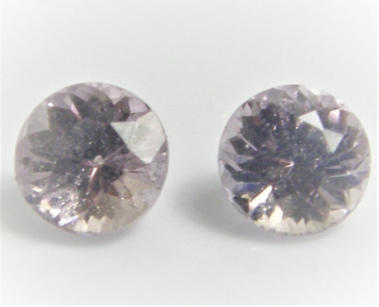 宝石名 天然石　ピンキッシュパープル　スピネル 産地 　スリランカ　産 重さ 　2p　1．29ct サイズ 石のサイズ 　5．2x5．2x3．7ミリ 色 　ピンキッシュパープル色 商品説明 　5．2ミリラウンドカット　ペアー　テリ良い　アイ...