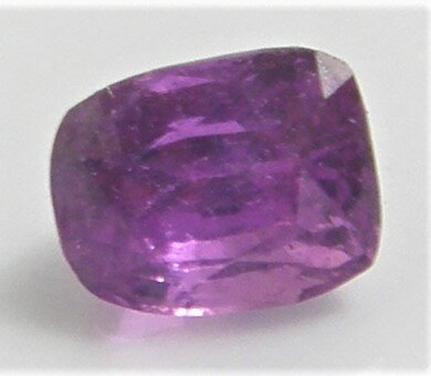 宝石名 　天然石　パープルサファイア 産地 　スリランカ産 重さ 　0．46ct サイズ 　4．6x3．5x3．1ミリ 色 　パープル色 商品説明 　スリランカではルビーとも云われる濃い色合いのパープルサファイア写真より赤みもあります。 発...