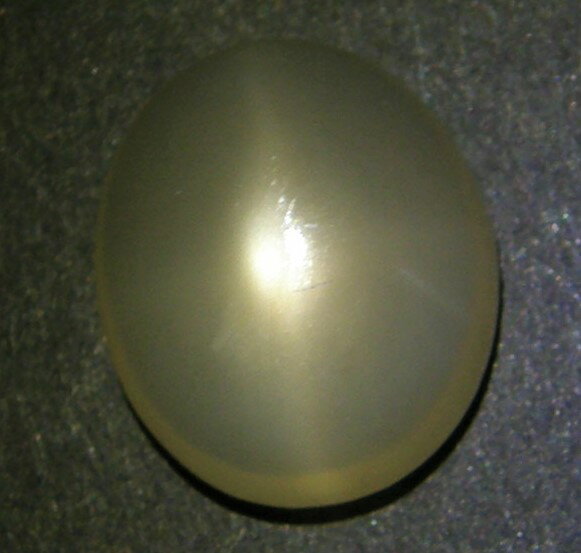 宝石名 天然　オレンジムーンストーンスター 産地 　インド産 重さ 　4．26ct サイズ 　11．5x9．8x5．3ミリ 色 　オレンジ色 商品説明 　ペンライト照射　十字状スター効果出るオレンジムーンストーン。 発送 簡易書留郵便も対応...