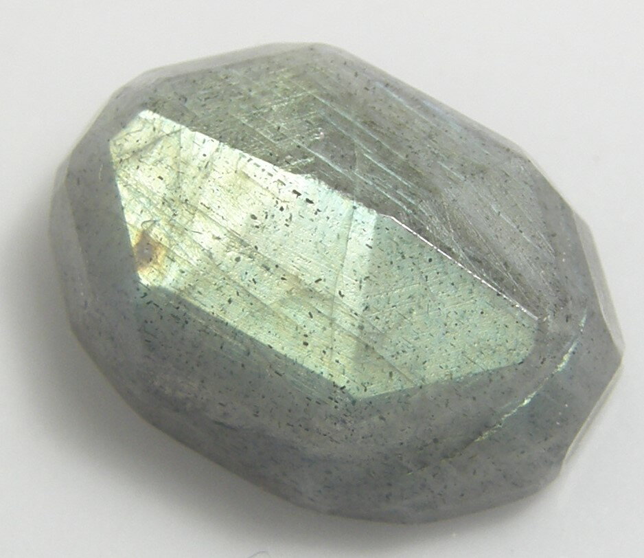 宝石名 　天然石　ラブラドライト 産地 　アフリカ産 重さ 　5．74ct サイズ 　13．4x9．7x5．9ミリ 色 　イエローグリーンシラー色 商品説明 　イエローグリーンシラー効果とても良く　ローズカット。 発送 簡易書留郵便も対応し...