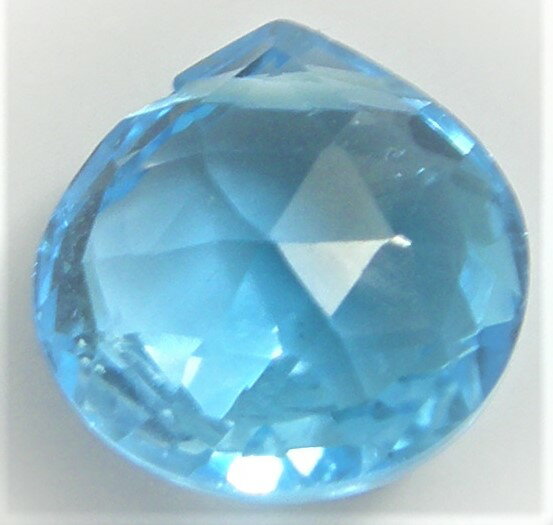 宝石名 天然　ブルートパーズ 産地 　ブラジル産 重さ 　3．48ct サイズ 　9x9x5．5ミリ 色 　ブルー色 商品説明 　ブリオレットカット　先端横穴あけ加工済み　色良いブルートパーズ。 発送 簡易書留郵便も対応しています。重さによ...