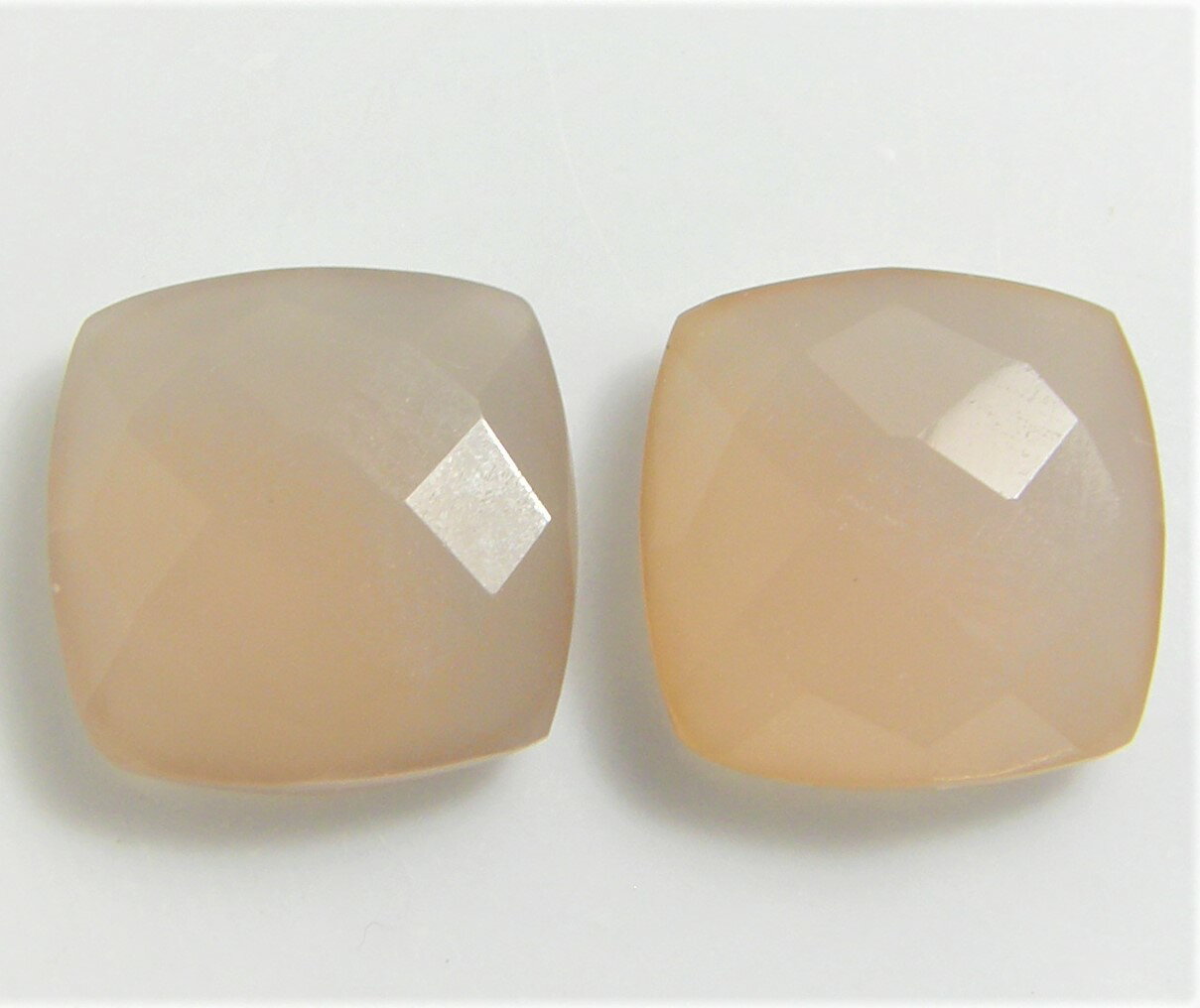 宝石名 天然　カルセドニー 産地 　アフリカ産 重さ 　2p　11．90ct サイズ 　12．1x12．1x5．3ミリ 色 　ピンク色 商品説明 　ピンクカラーカルセドニーペアー。 発送 簡易書留郵便も対応しています。重さにより価格変わります。