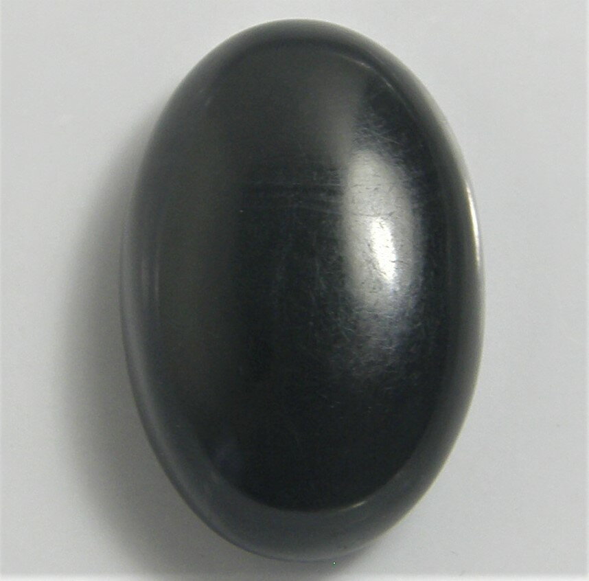 宝石名 　天然石　オニキス 産地 　ブラジル産 重さ 　17．64ct サイズ 　21x14x7．1ミリ 色 　ブラック色 商品説明 　ブラックオニキス　クォーツ系　石サイド穴あり。 発送 簡易書留郵便も対応しています。重さにより価格変わります。