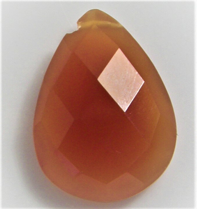 宝石名 天然　カーネリアン 産地 　インド産 重さ 　5．60ct サイズ 　15．7x11．6x5．2ミリ 色 　オレンジレッド色 商品説明 　ブリオレットカット　先端通し横穴あけ加工済み。 発送 簡易書留郵便も対応しています。重さにより...