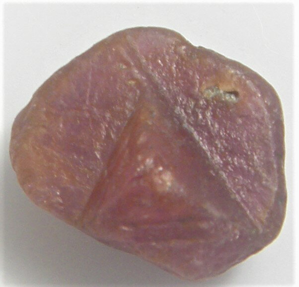 宝石名 　天然石　ルビー 産地 　ミャンマー産 重さ 　8．12ct サイズ 　12．6x9．8x8．4ミリ 色 　赤色 商品説明 　ルビー　　原石　。 発送 簡易書留郵便も対応しています。重さにより価格変わります。
