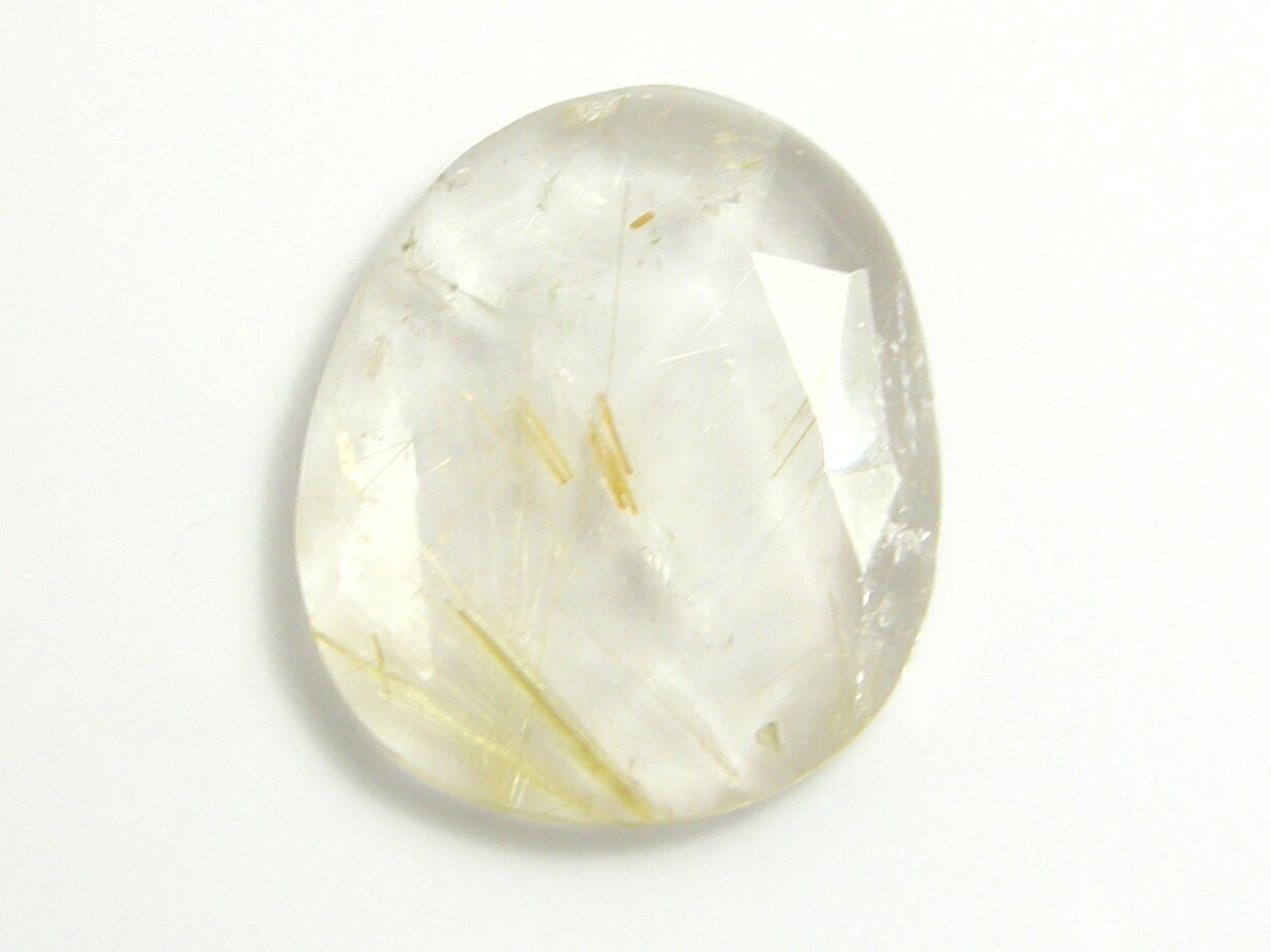 宝石名 天然　ルチルインクォーツ 産地 　ブラジル産 重さ 　15．98ct サイズ 　23x20x4．3ミリ 色 　・・・色 商品説明 　両面ファセットカットされたルチルインクォーツ。 発送 簡易書留郵便も対応しています。重さにより価格変...