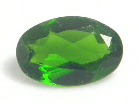 宝石名 　天然　クロムダイオプサイト 産地 　ロシア産 重さ 　0．41ct サイズ 　6．3x4．2x2．2ミリ 色 　緑色 商品説明 　肉眼では目立たないですが面に小さいキズあり。 発送 簡易書留郵便も対応しています。重さにより価格変わ...