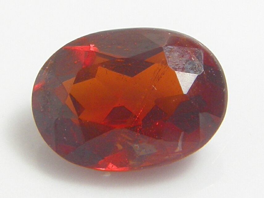宝石名 　天然石　アルマンダイトガーネット 産地 　 スリランカ産 重さ 　3．03ct サイズ 　10x7．4x4．4ミリ 色 　オレンジレッド色 商品説明 　　サファイアより屈接率が高いアルマンディンガーネット　インクリュージョンあり。...